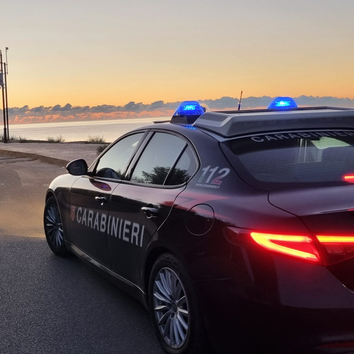 Scappa all'alt, lo bloccano sul lungomare di Sellia ubriaco e con la ...