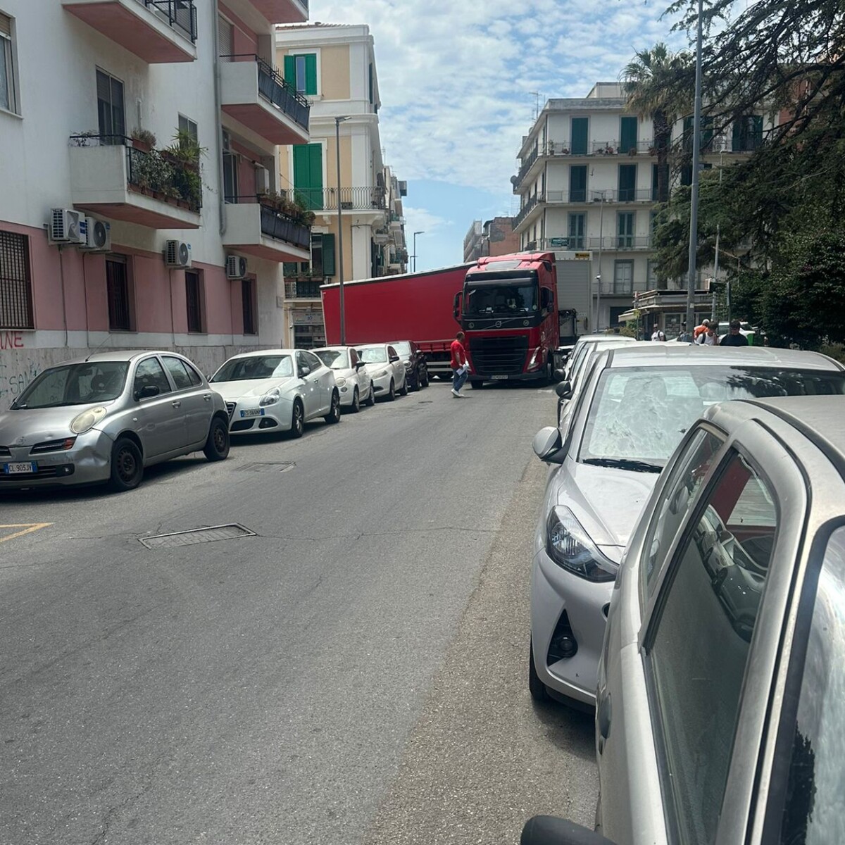Messina, tir bloccato in via XXIV Maggio: circolazione in tilt e ...